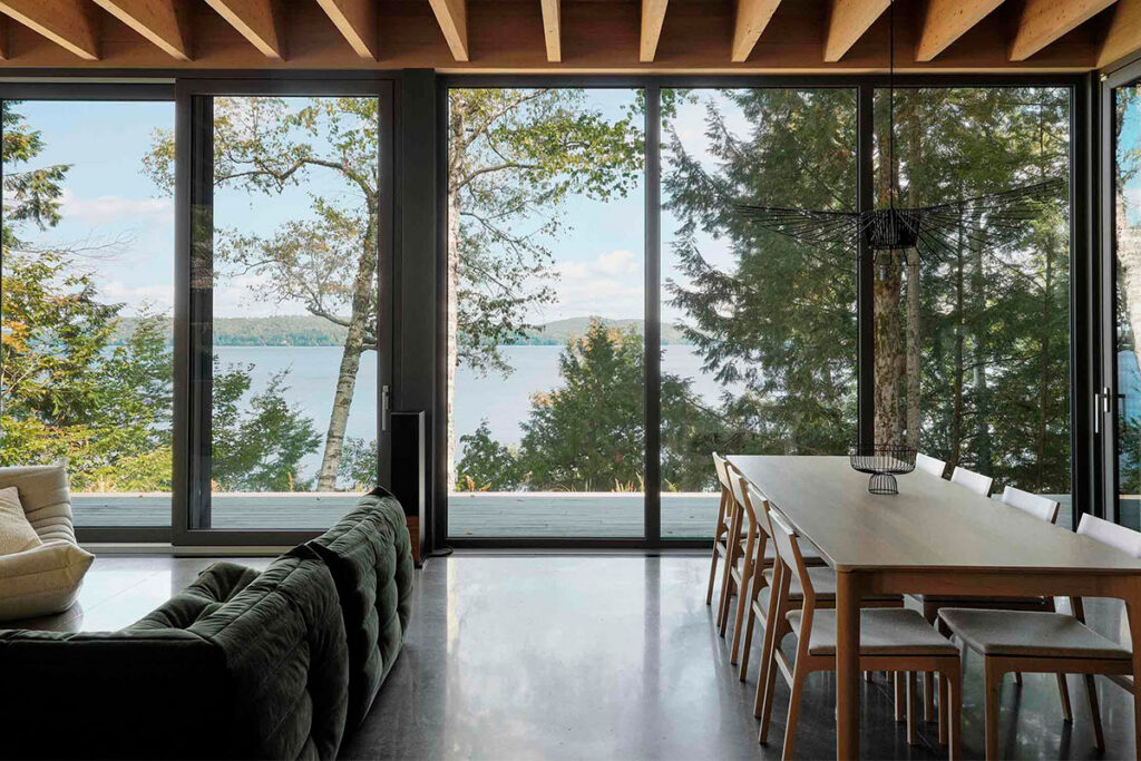 Entrar por el techo: una casa junto a un lago que convierte la ...